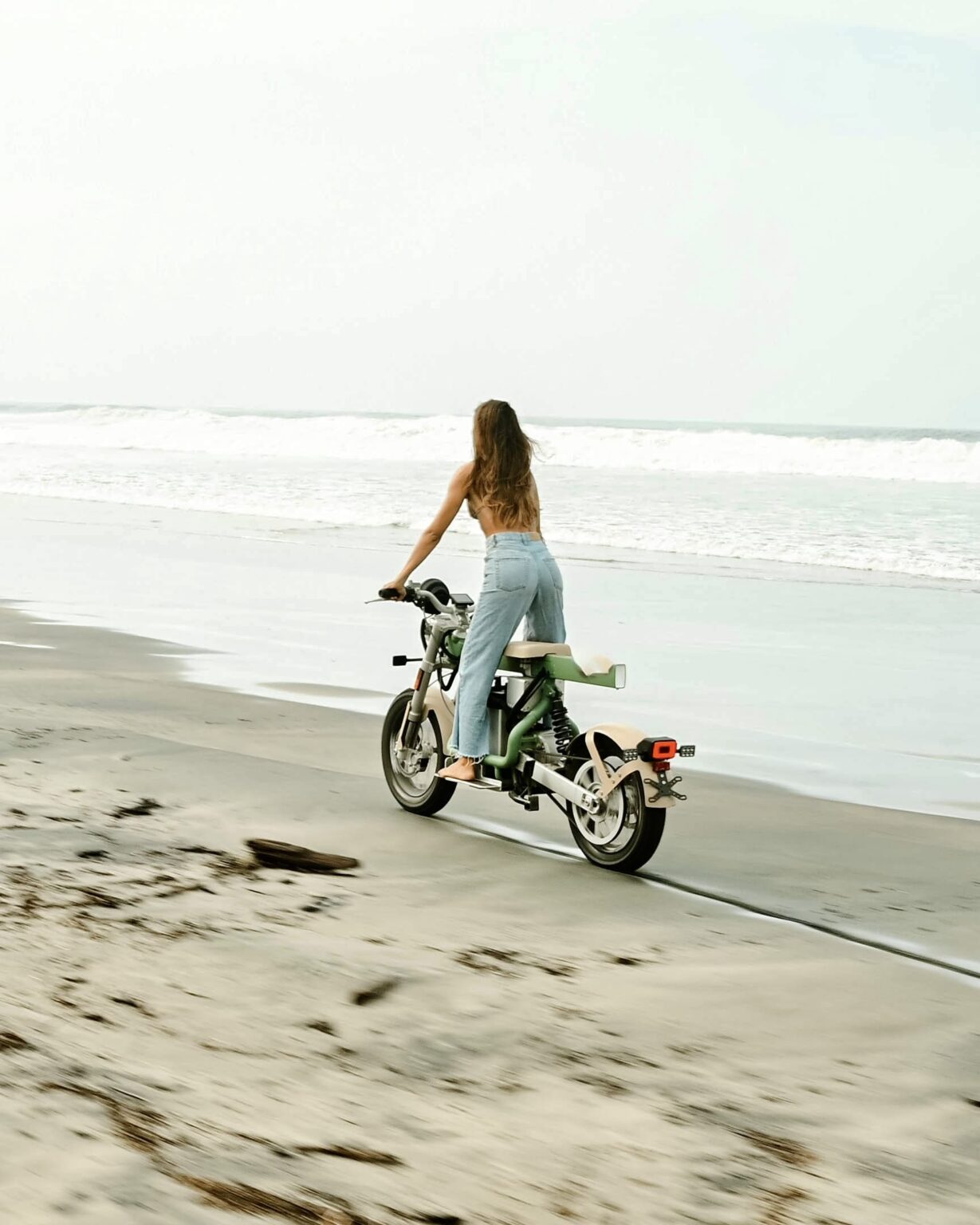 Ebikes commercial video: chasing waves with CAKE electric bikes - Elise ...